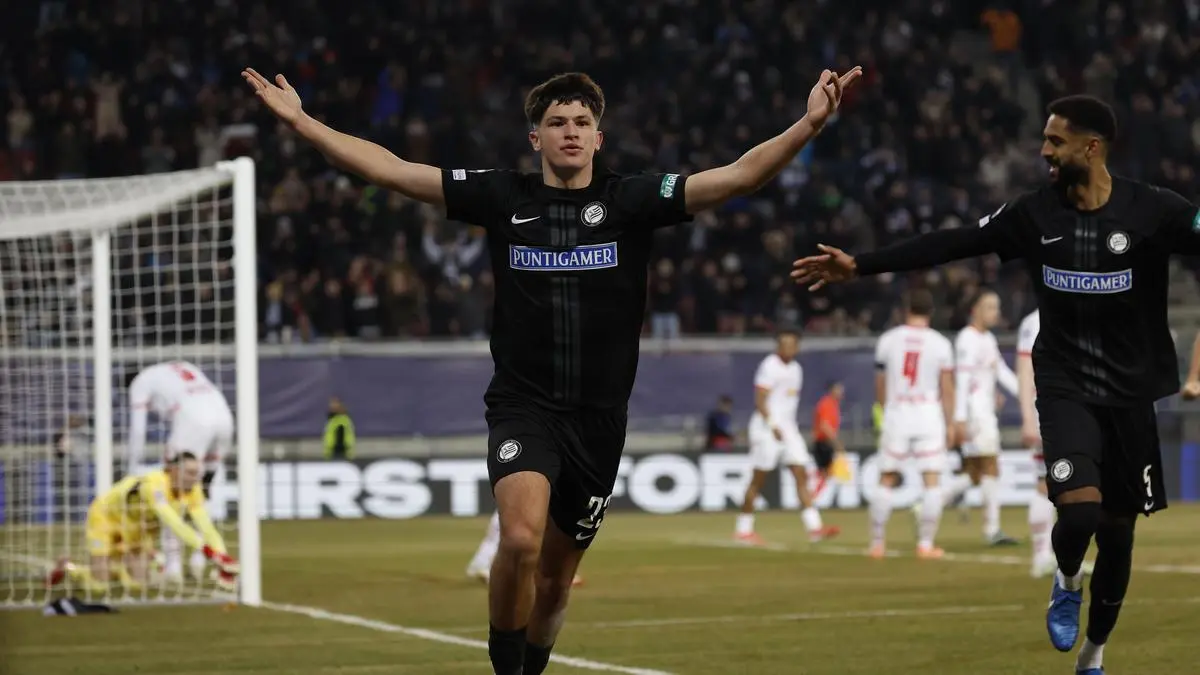 Sturms Goldtorschütze Arjan Malic: Mit der Trophäe im Bett